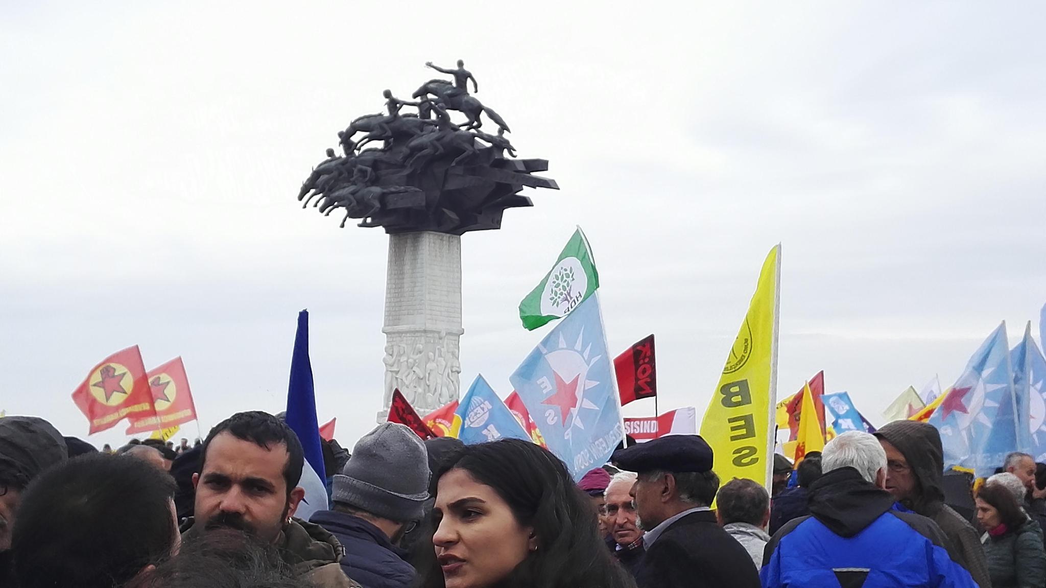 Gündoğdu Meydanı'nın Simgesi: Cumhuriyet Ağacı Heykeli : Ahalim
