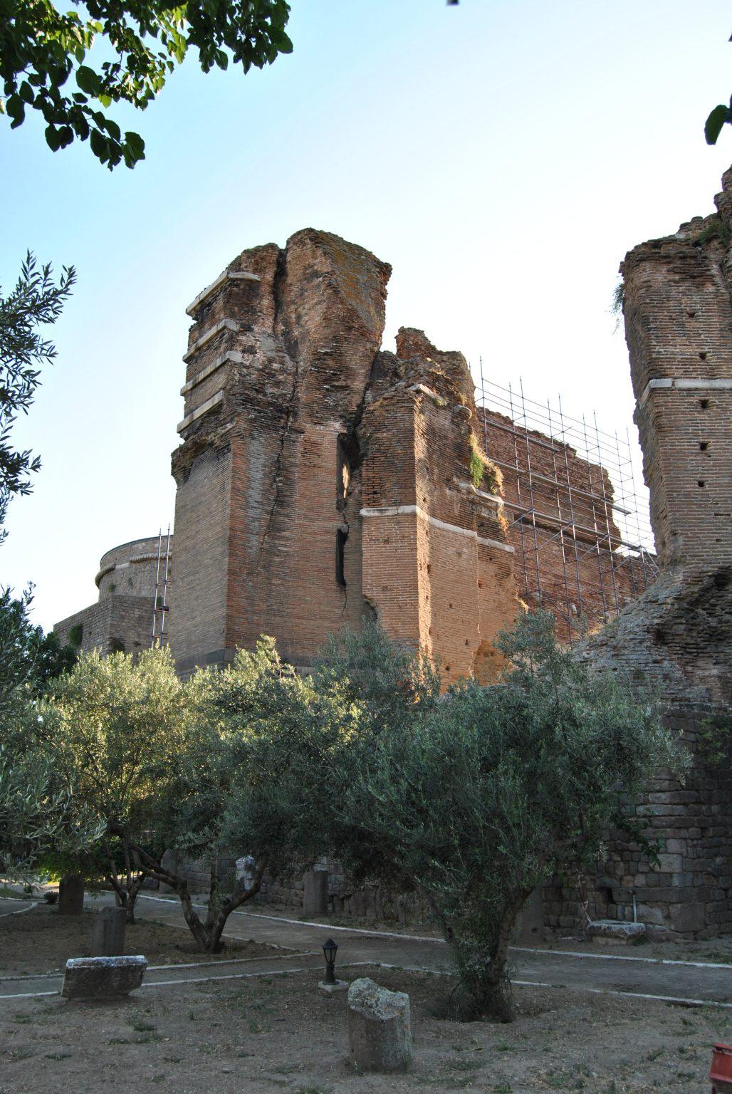 Bergama'nın Kızıl Kalbi: Pergamum'un Dev Tapınağı Kızıl Avlu : Ahalim
